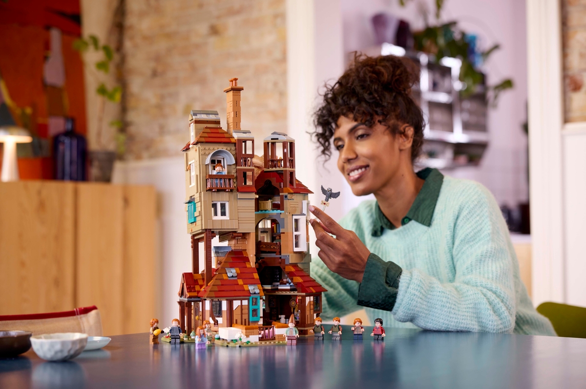 LEGO® Harry Potter™ The Burrow – Collectors’ Edition - About Us - LEGO.com