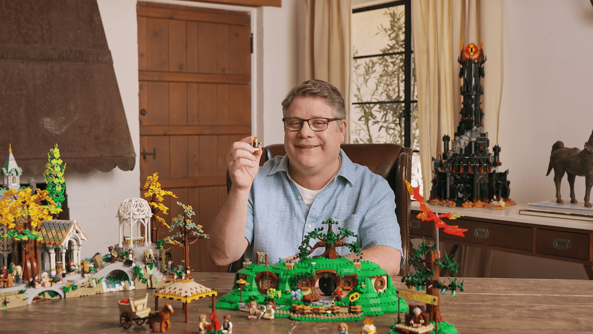 Sean Astin Celebrates Middle-earth™ with LEGO Bricks! - About Us - LEGO.com