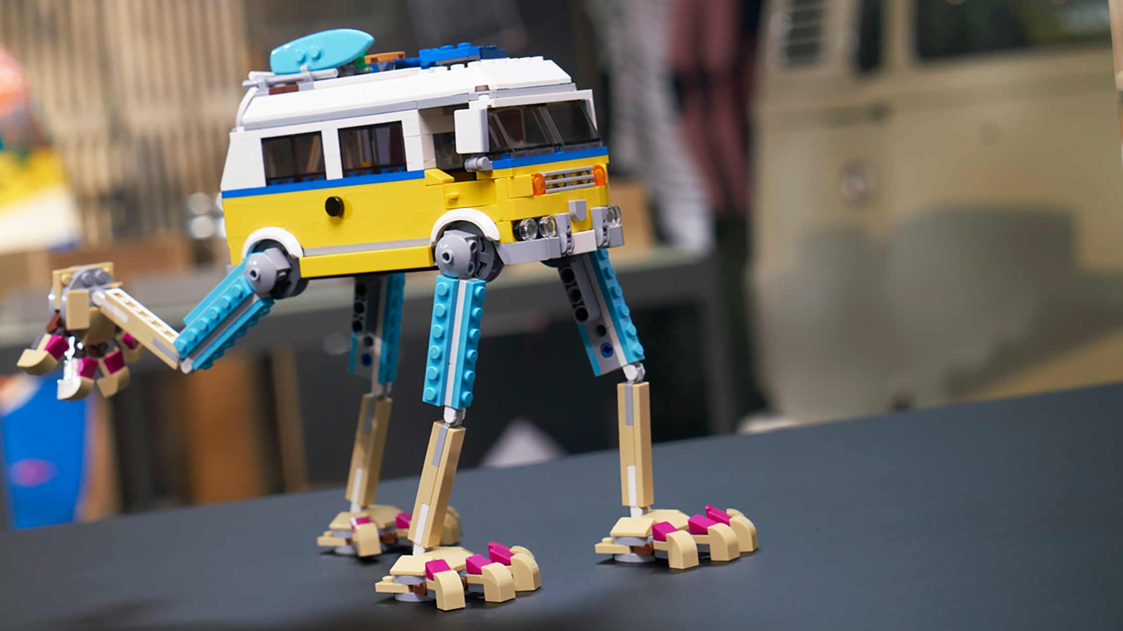 LEGO Utmaning Antagen Hur Man Bygger En Vandrande Solskenssurfarbuss LEGO Utmaning Antagen Hur Man Bygger En Vandrande Solskenssurfarbuss