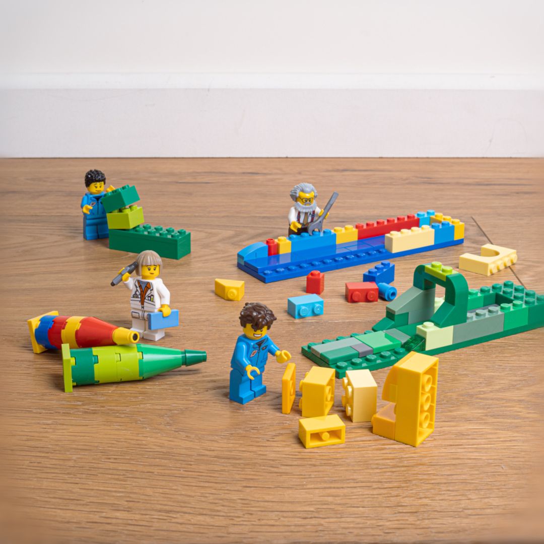 Build a rocket launch pad | LEGO.com for families