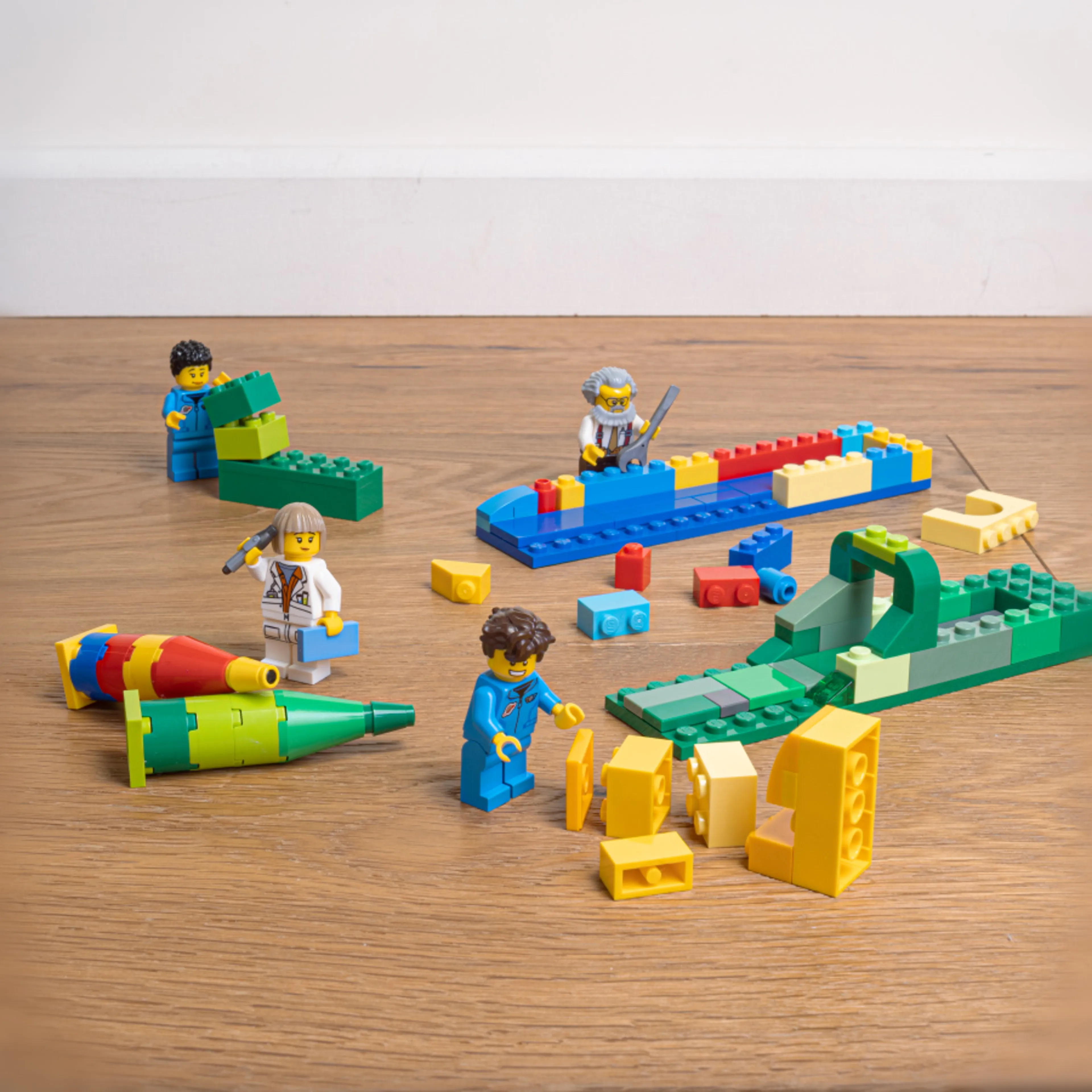 Build a rocket launch pad | LEGO.com for families