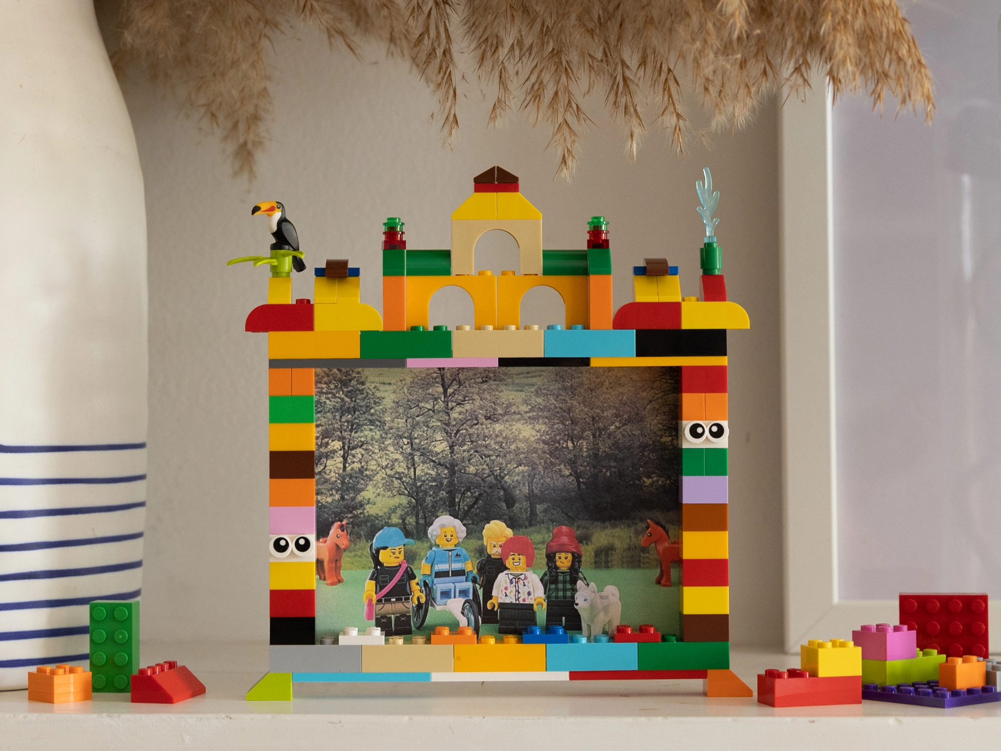 Build a photo frame using LEGO® bricks | LEGO.com for families