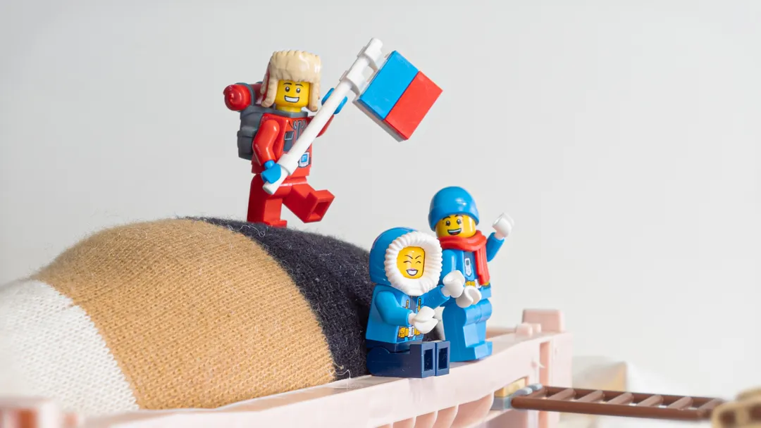 Climbing up Mount Bedroom | LEGO.com for families