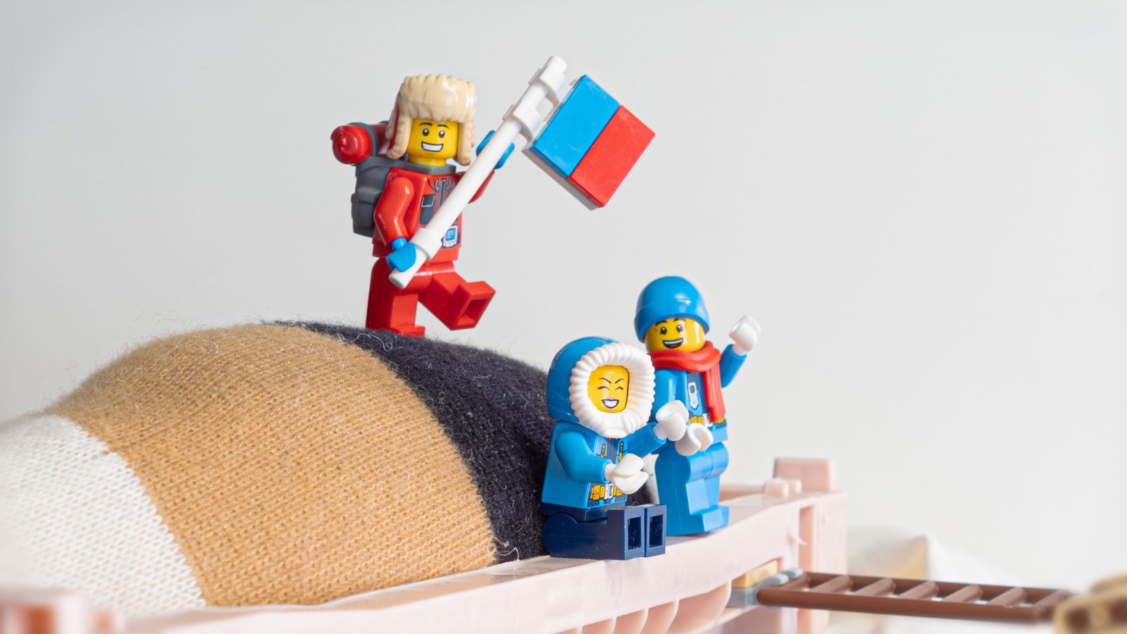 Climbing up Mount Bedroom | LEGO.com for families