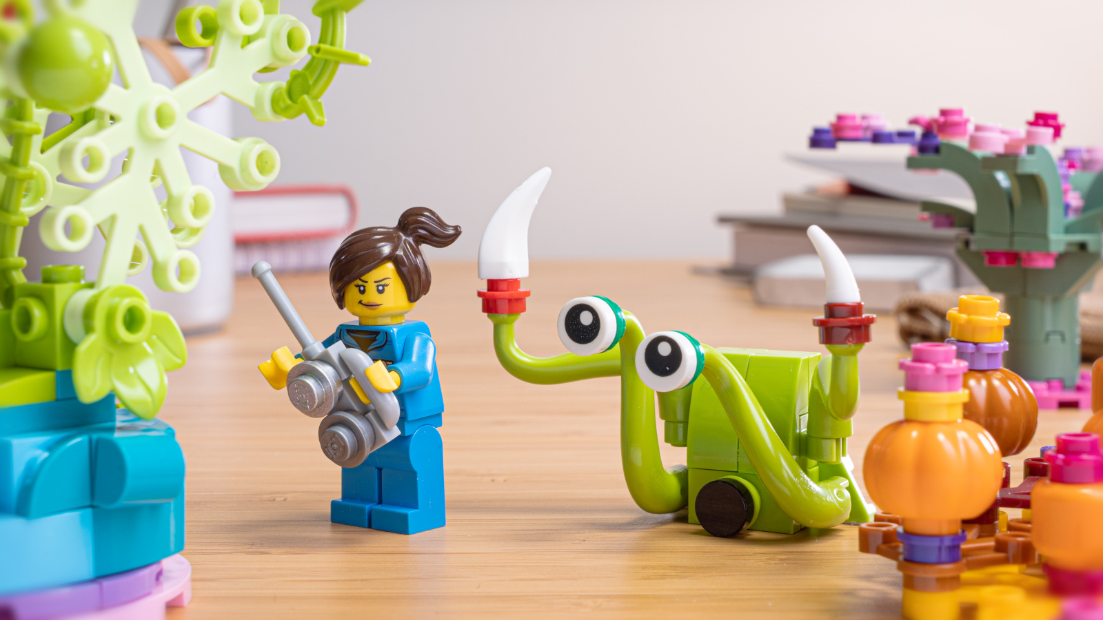 Explore an alien planet | LEGO.com for families