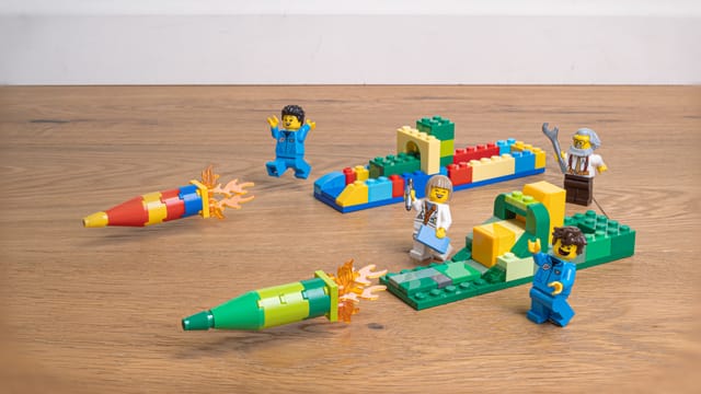Build a rocket launch pad | LEGO.com for families