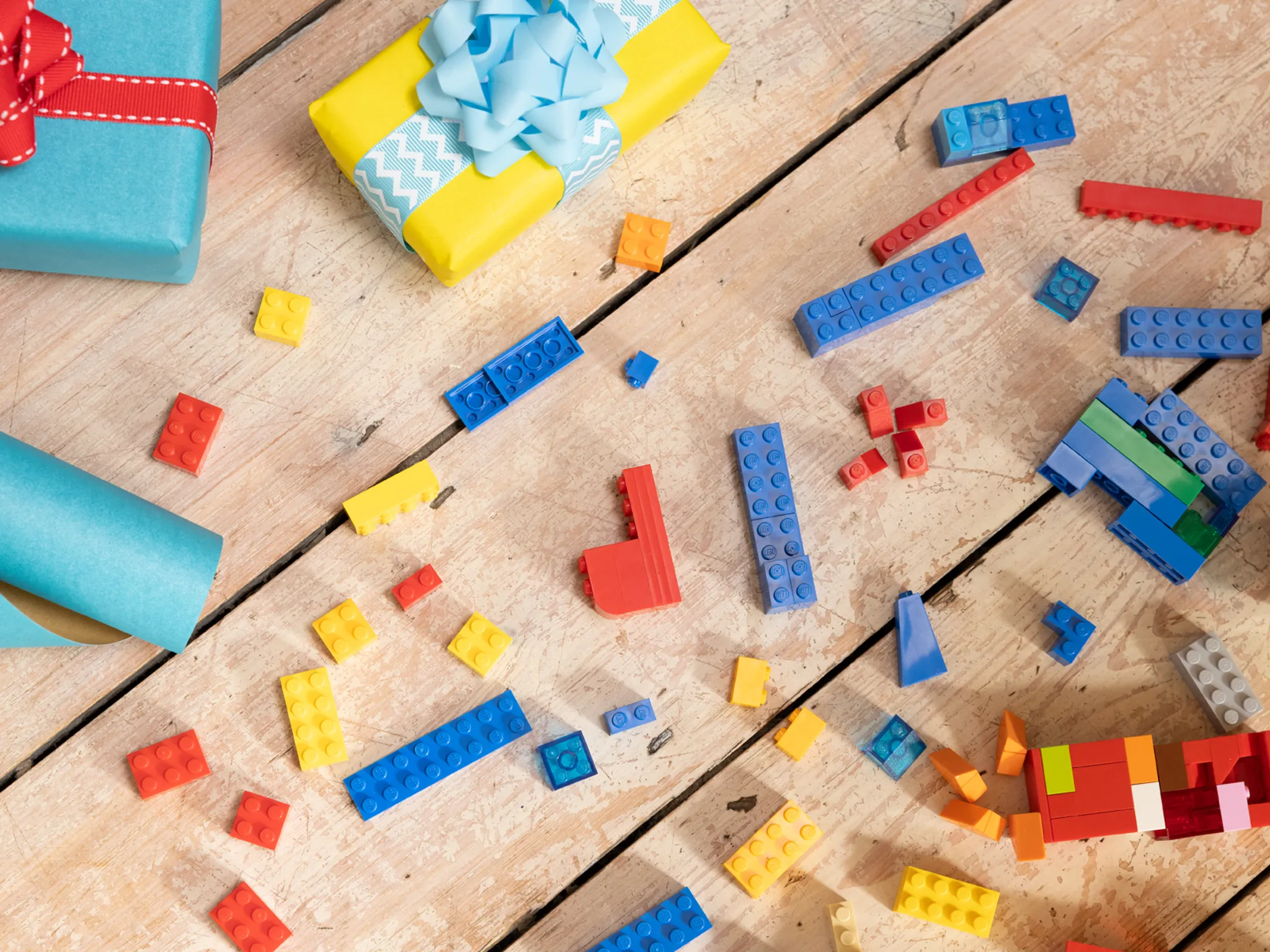 Build a gift box using LEGO® bricks | LEGO.com for families