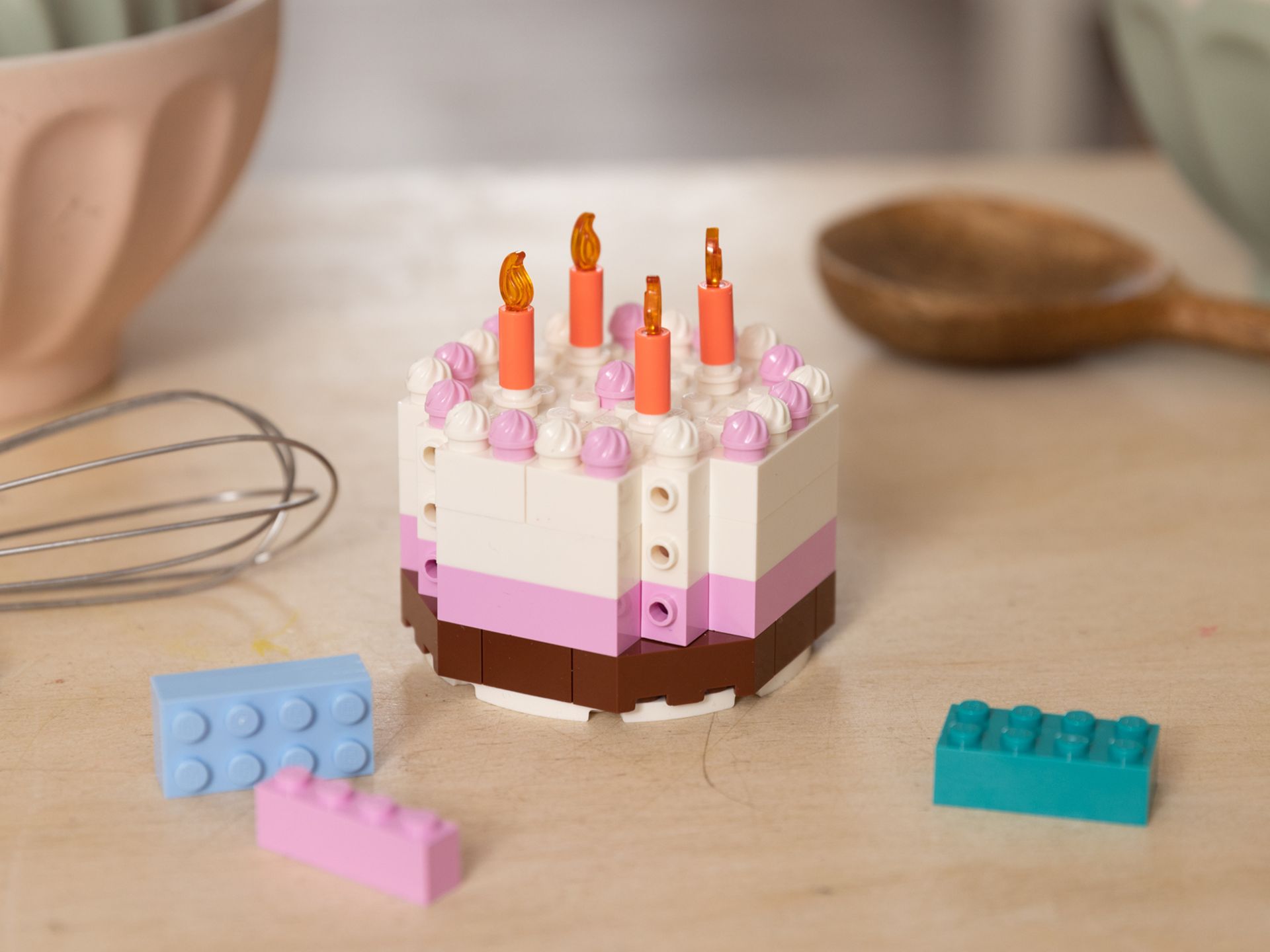 Build a birthday cake | LEGO.com for families