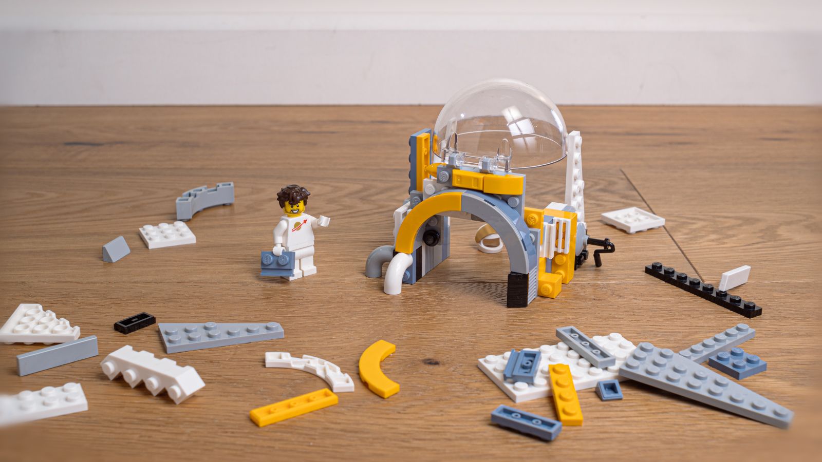Build (and Crash) a LEGO® Spaceship | LEGO.com for families