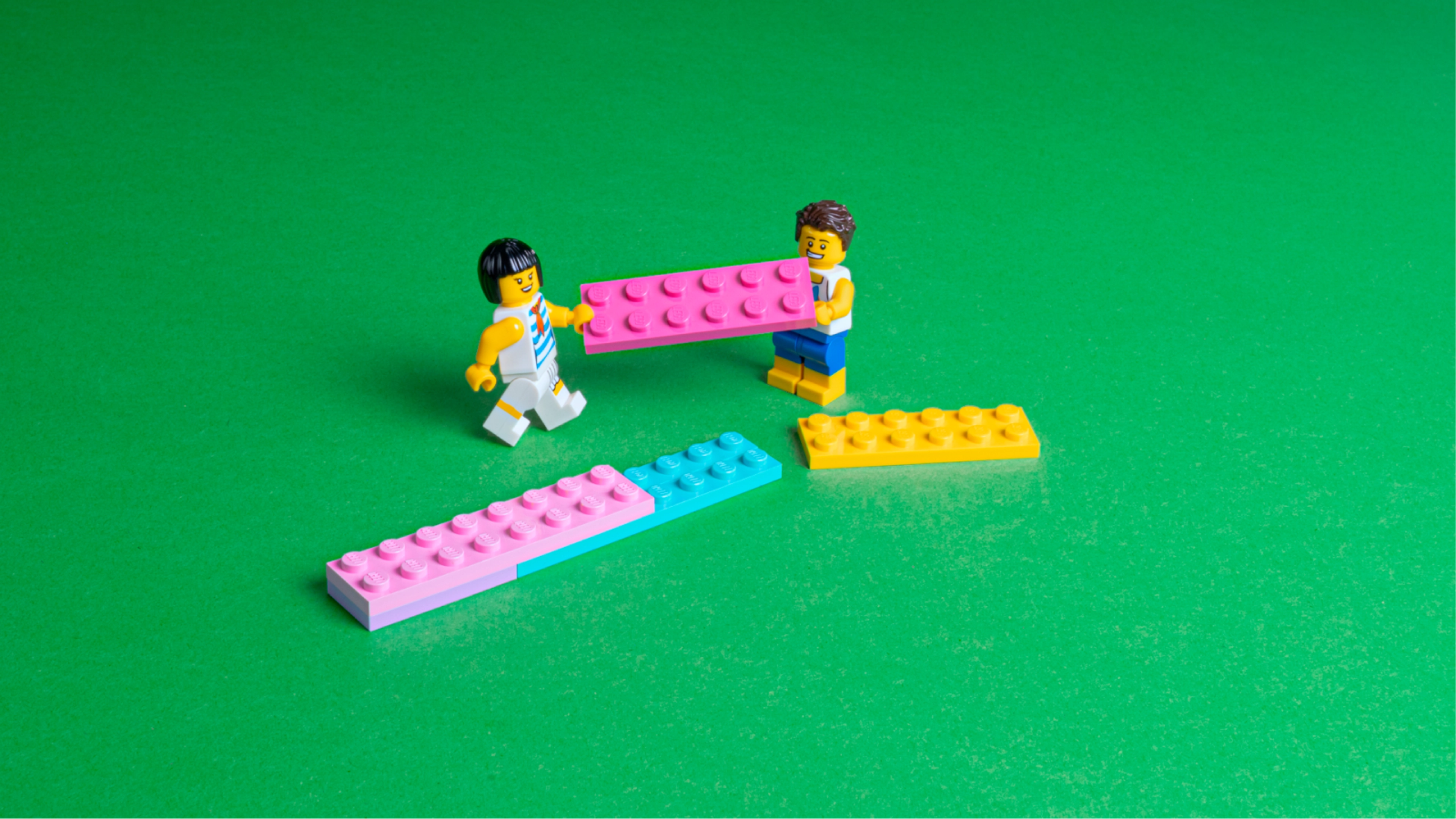 Egg-and-spoon race with LEGO® bricks | LEGO.com for families