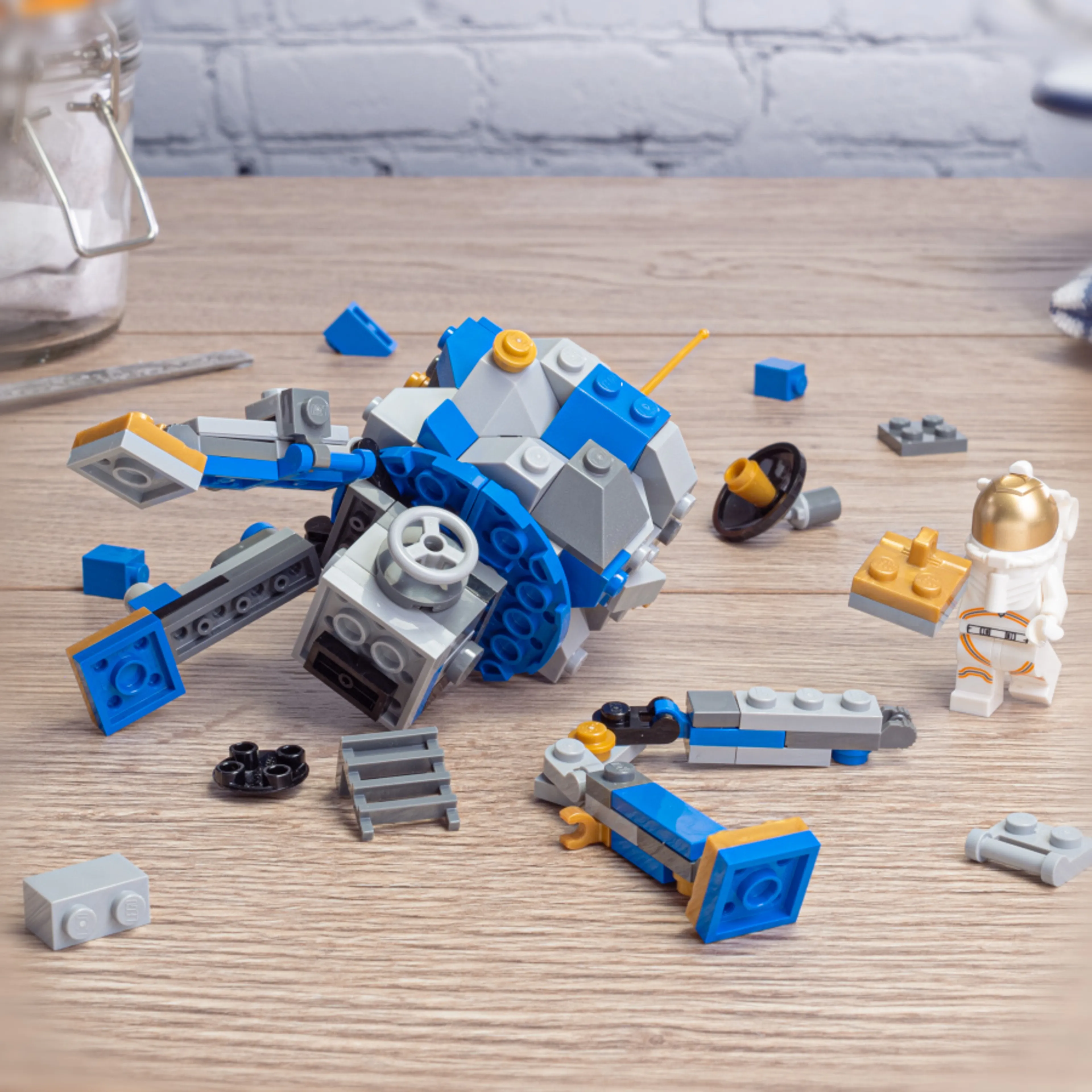 Make your own moon landing | LEGO.com for families