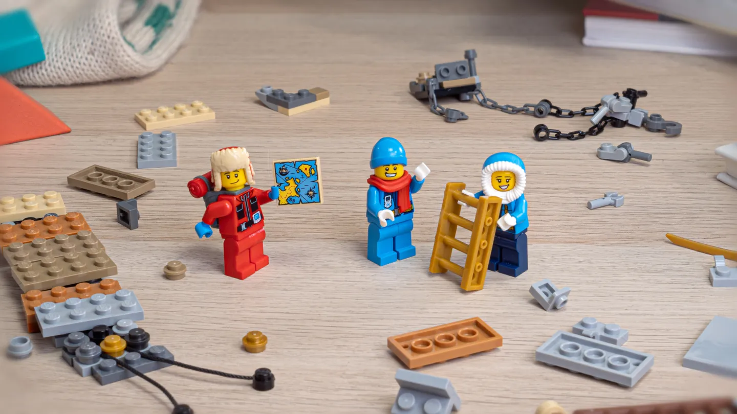 Climbing up Mount Bedroom | LEGO.com for families