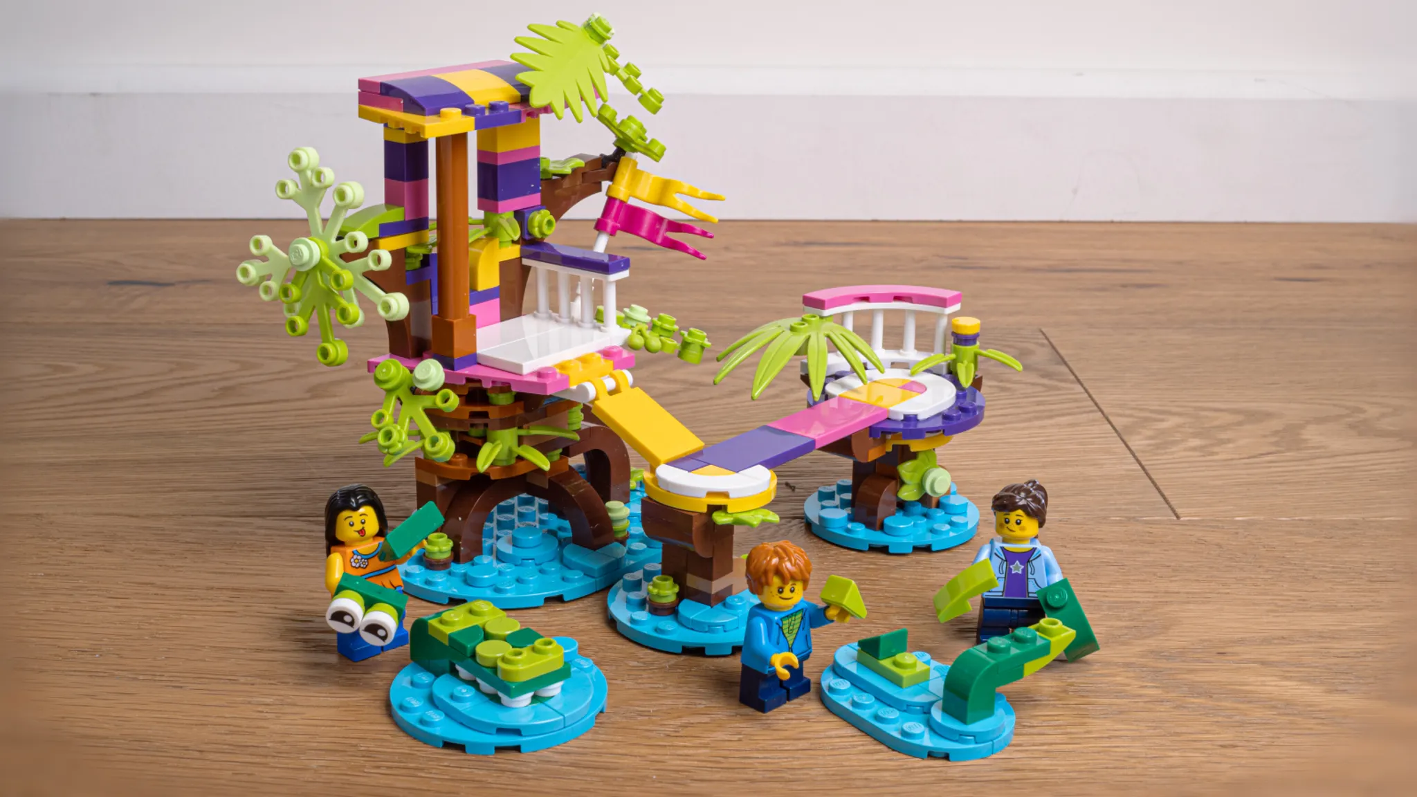 Build a secret hideout | LEGO.com for families
