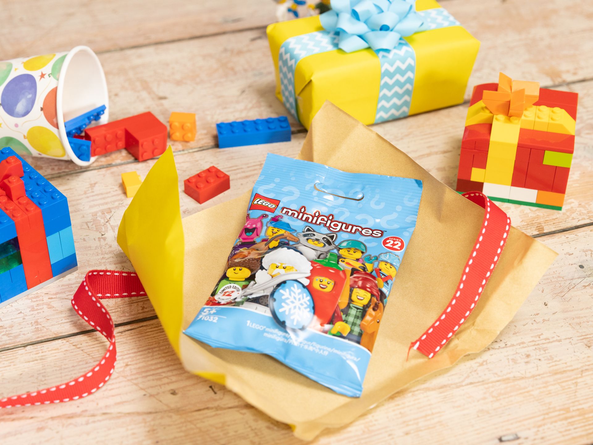 Build a gift box using LEGO® bricks | LEGO.com for families