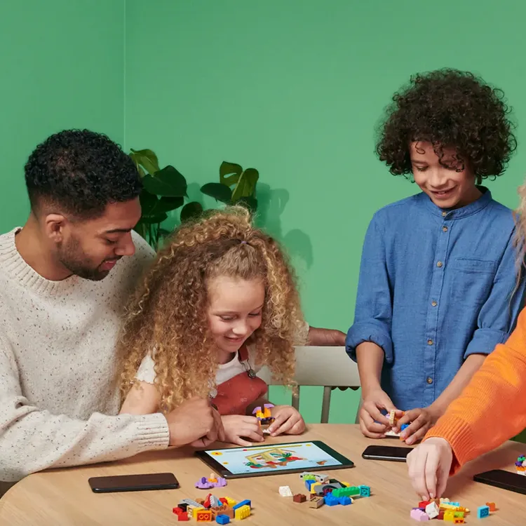 Family Building Together | LEGO.com GB | 가족을 위한 LEGO.com