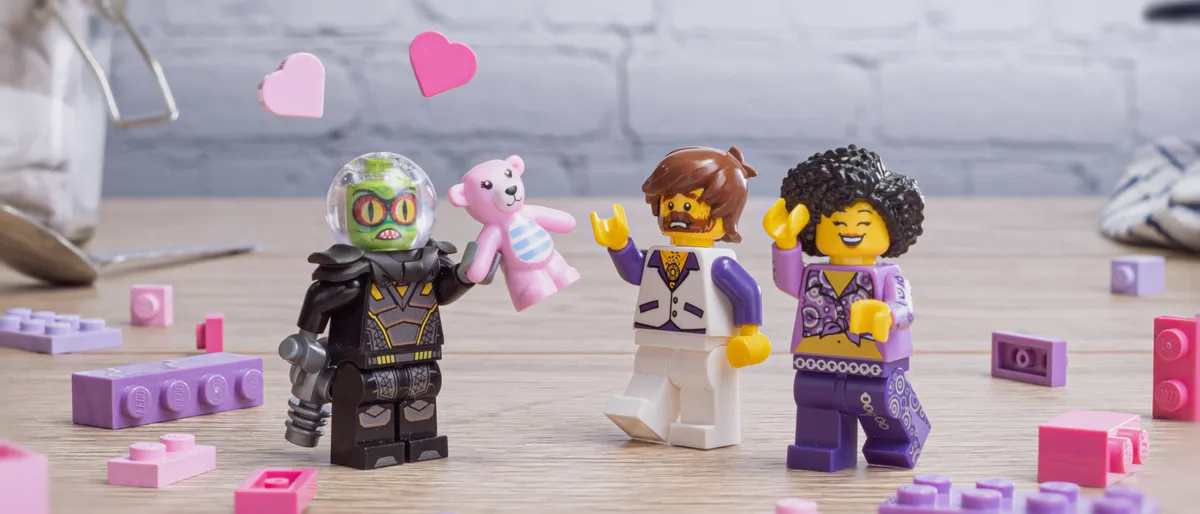 We come in peace (honestly) | LEGO.com for families