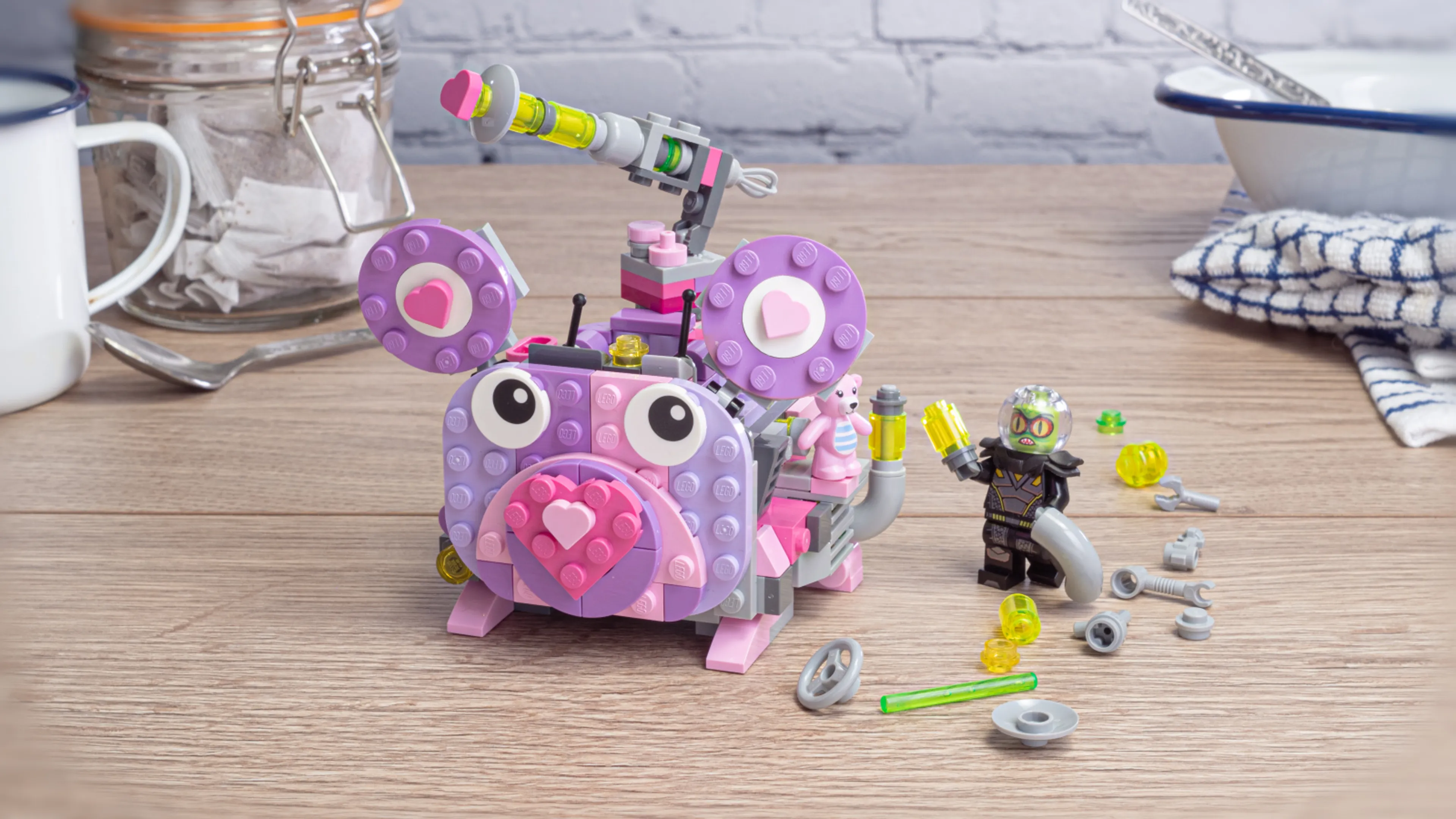 We come in peace (honestly) | LEGO.com for families