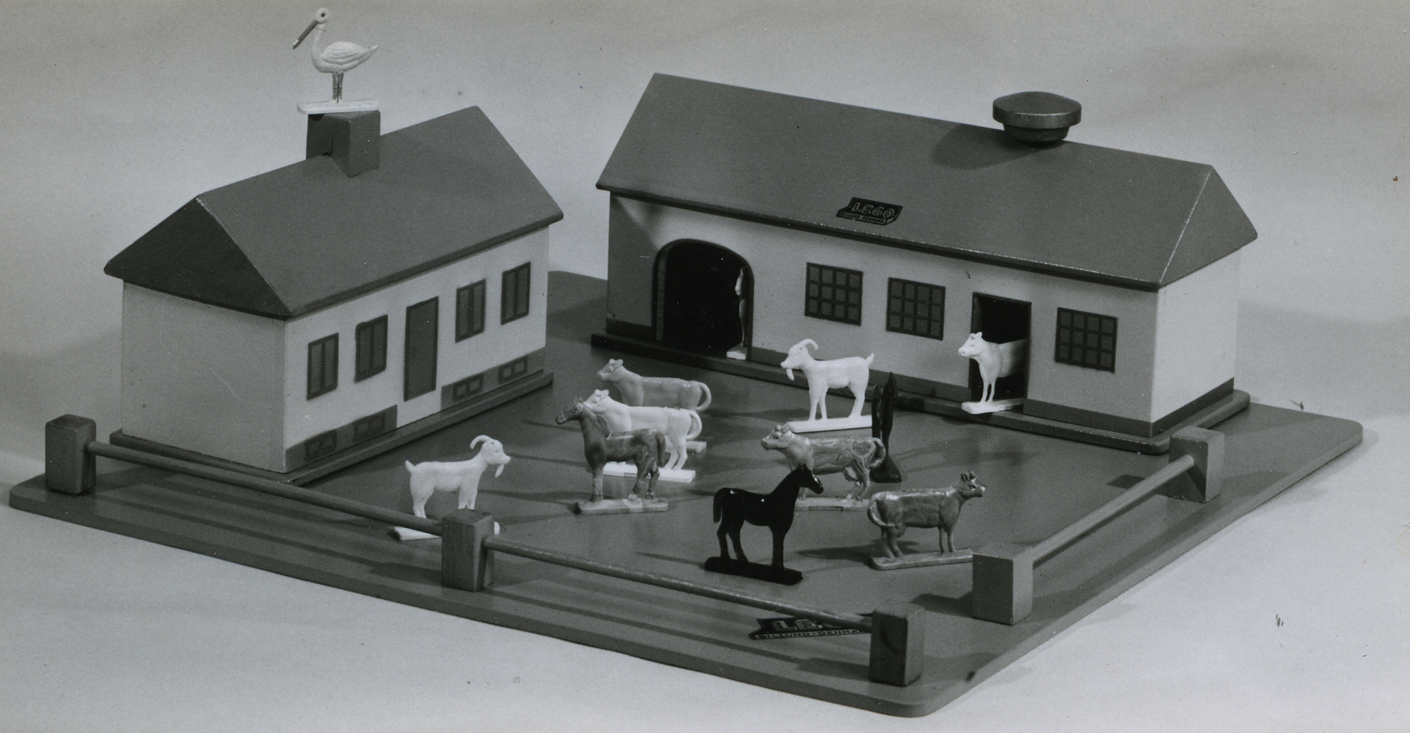 Farm, 2 Winged with Courtyard, Fencing and Animals | LEGO® History ...