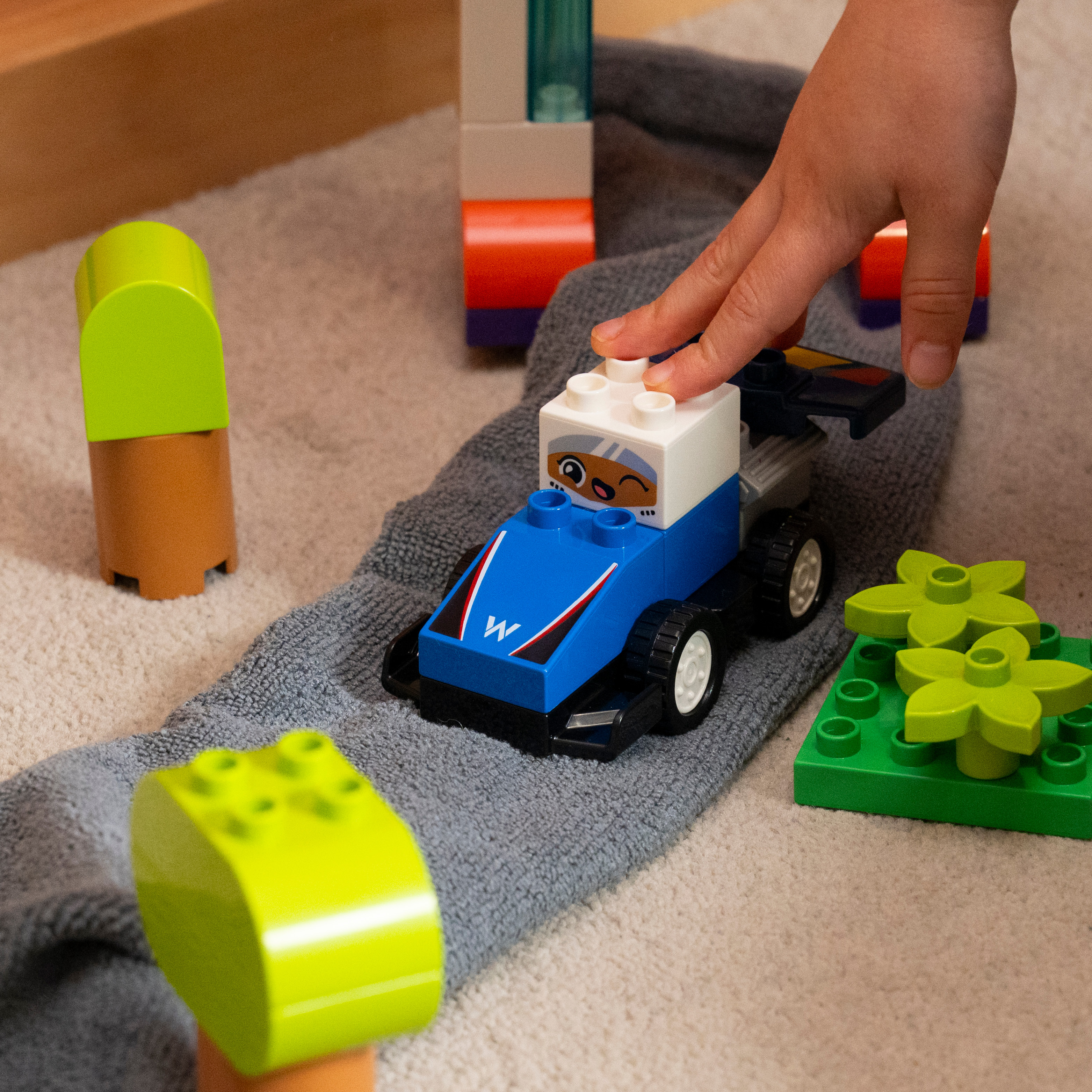 Bruk hverdagslige gjenstander sammen med LEGO® DUPLO® klosser ...