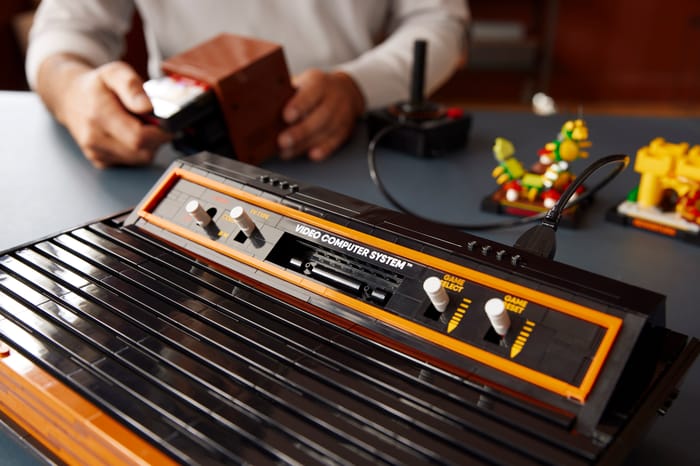 Di balik pembuatan LEGO® Atari® 2600 yang realistis | Toko Online LEGO ...