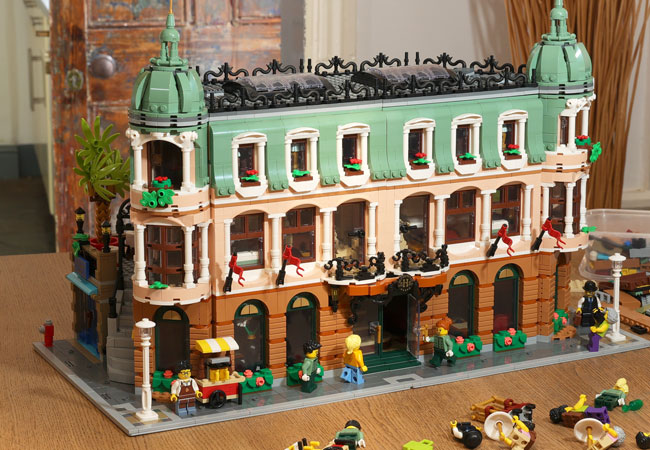 Combining Two Modular Buildings | Official LEGO® Shop SE