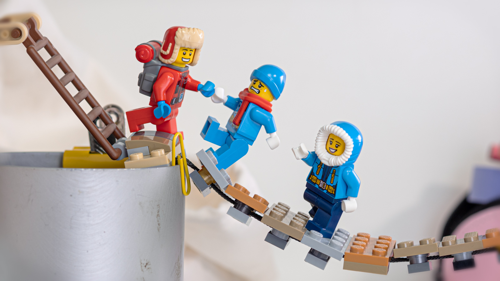 Climbing up Mount Bedroom | Official LEGO® Shop NL