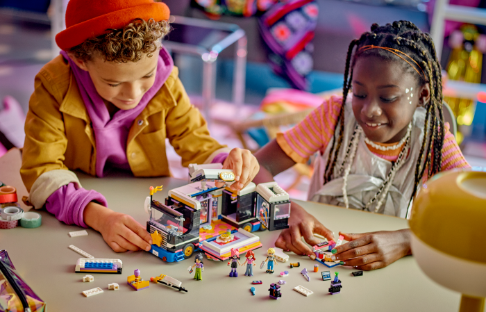Fun activities to help kids build friendships | Official LEGO® ID