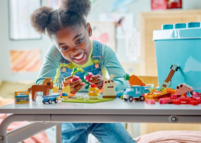 Niños Construyendo Legos Niños Construyendo Lego Stock Photos,