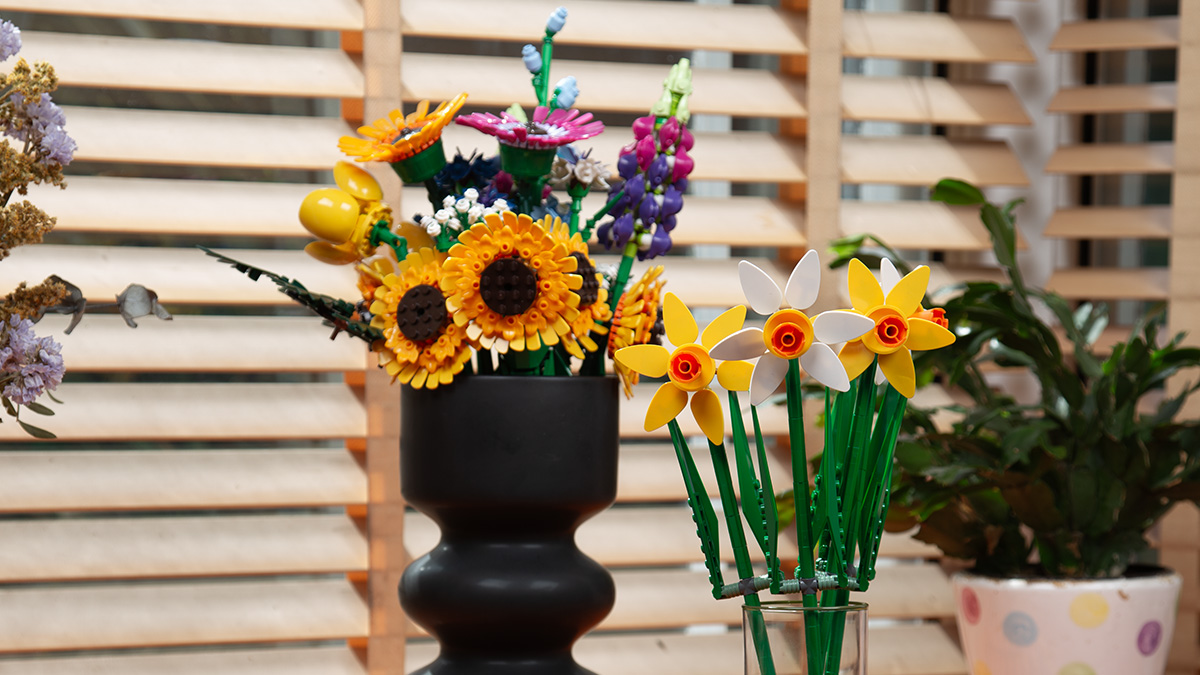 How to arrange your LEGO® flower bouquets | Official LEGO® SA