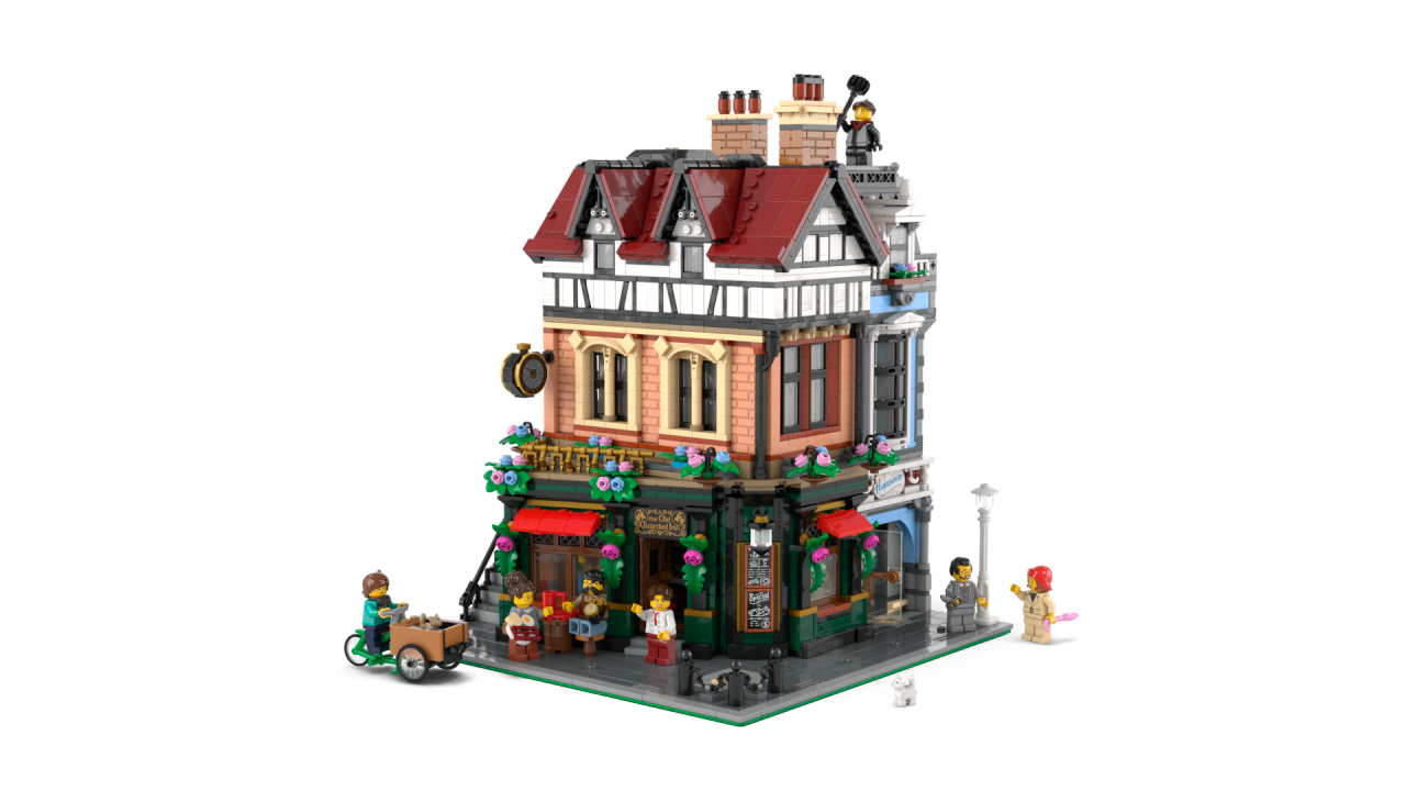 Tudor Corner 10350 | LEGO® Icons | Buy online at the Official LEGO® Shop US