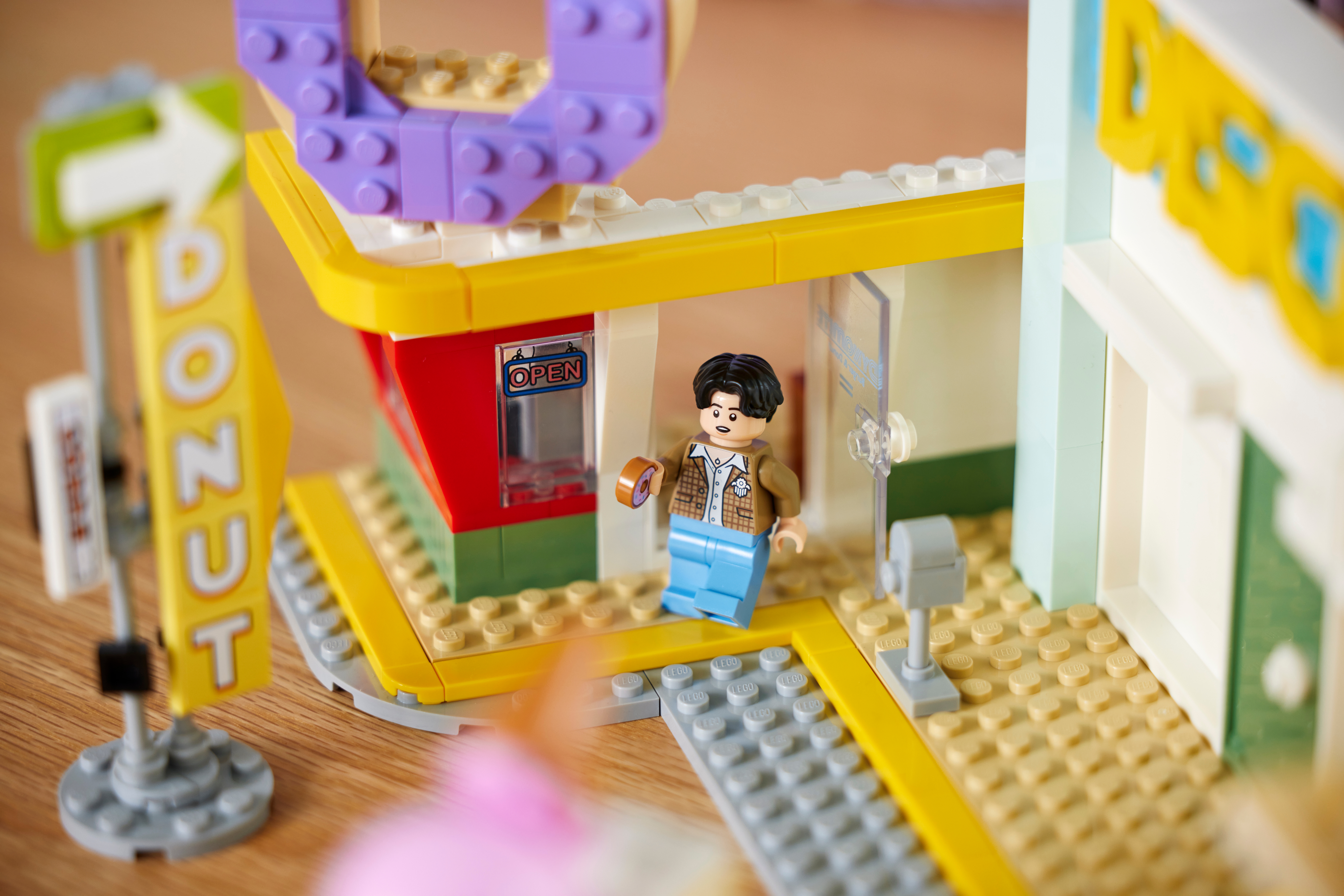 Bringe mit dem neuen LEGO® Ideas BTS Dynamite Set deine Kreativität zum ...