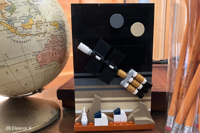 Come personalizzare il set LEGO® Ideas Racconti dell’era spaziale ...