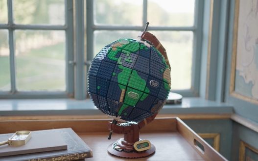The Globe 21332 | Ideas | Buy online at the Official LEGO® Shop US