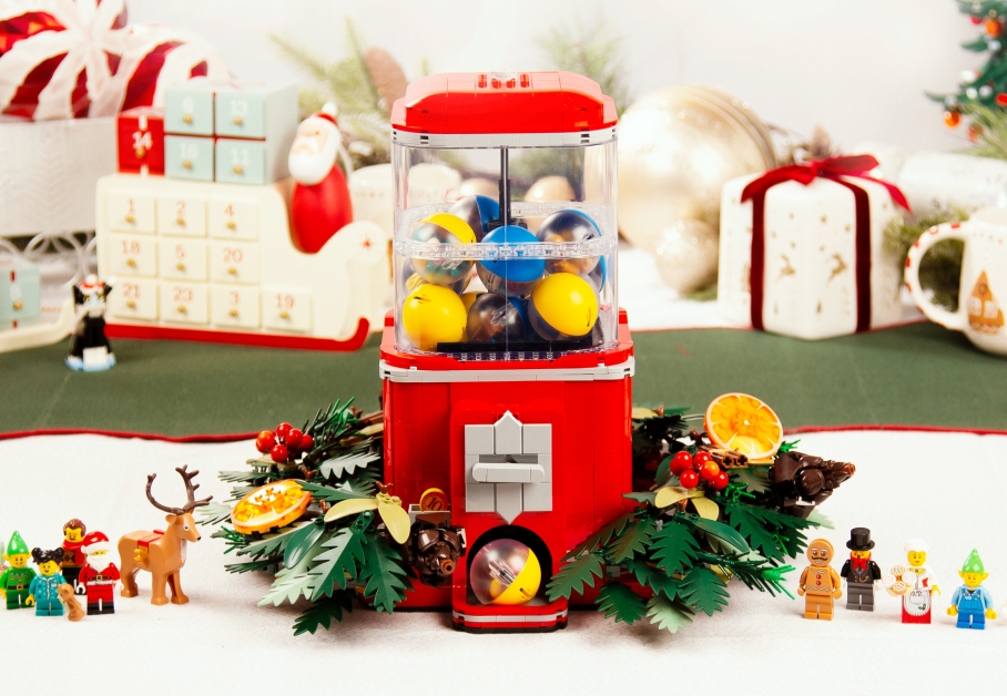Festive Fun with the Minifigure Vending Machine | Official LEGO® HK