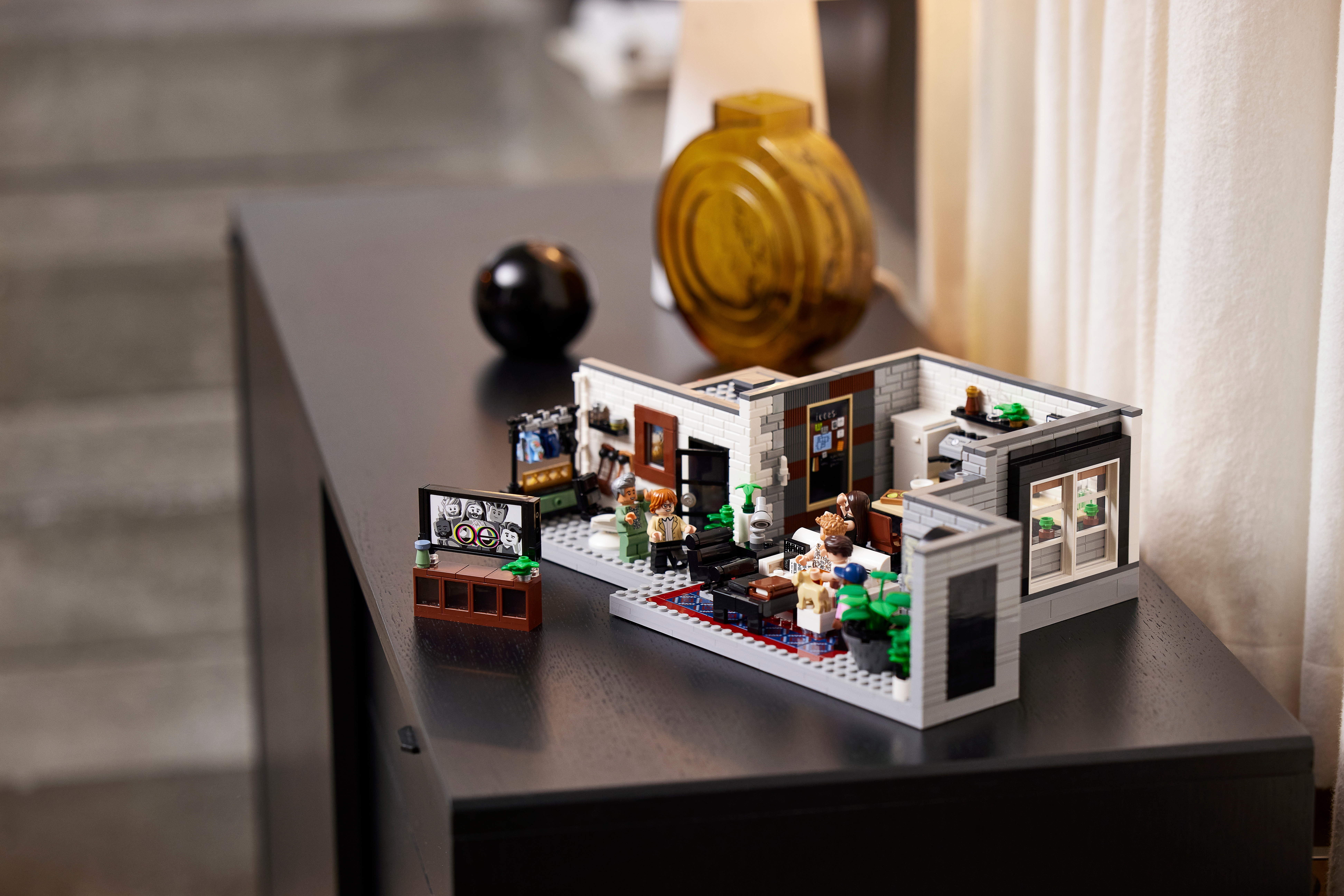 LEGO® Queer Eye – das Loft der Fab 5 feiert fünf warmherzige Stil- und ...