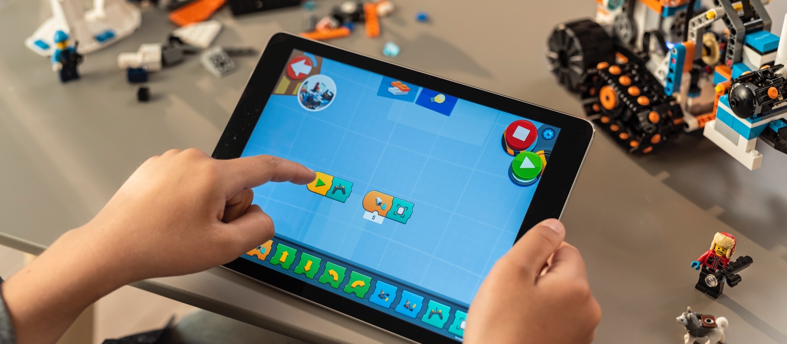 Fahrzeuge von LEGO® City mit LEGO BOOST zum Leben erwecken ...