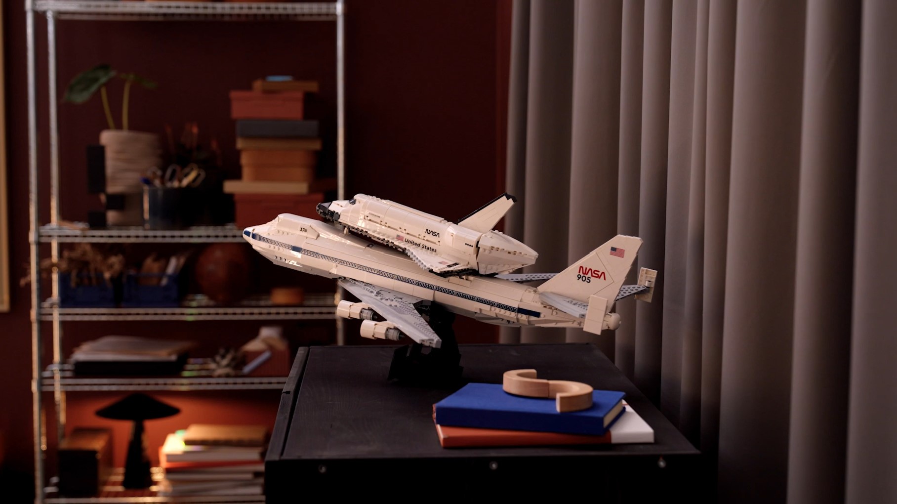 Spaceshuttle-Transport-Jumbo 10360 | LEGO® Icons | Offizieller LEGO ...
