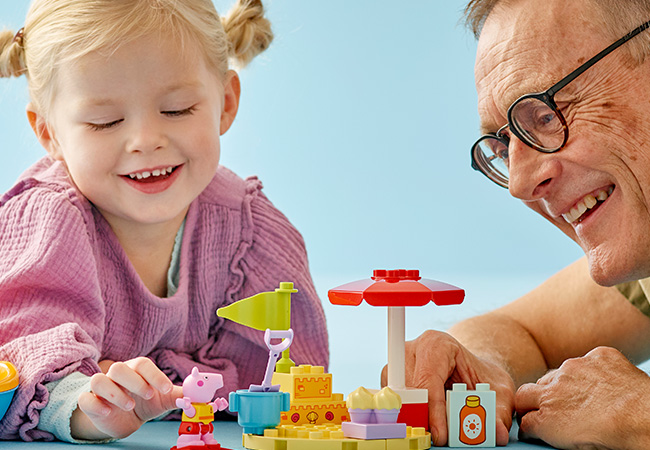 Your Toddlers Development Milestones at 2-Year-Old | Official LEGO® Shop FR