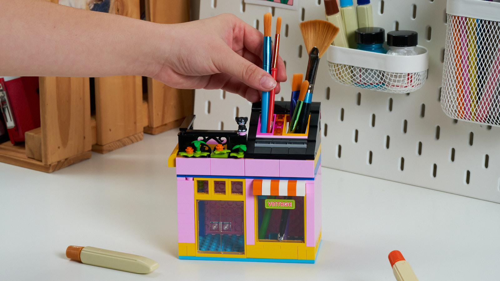 Build your own LEGO® paintbrush holder | Official LEGO® Shop GB
