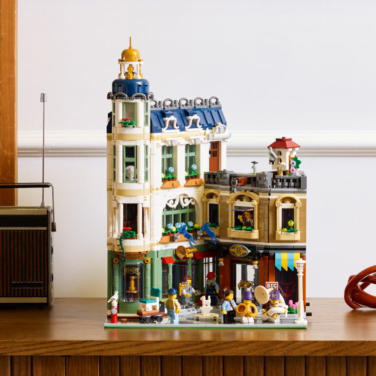 LEGO® Icons La rue commerçante – un nouveau set animé et plein de vie ...