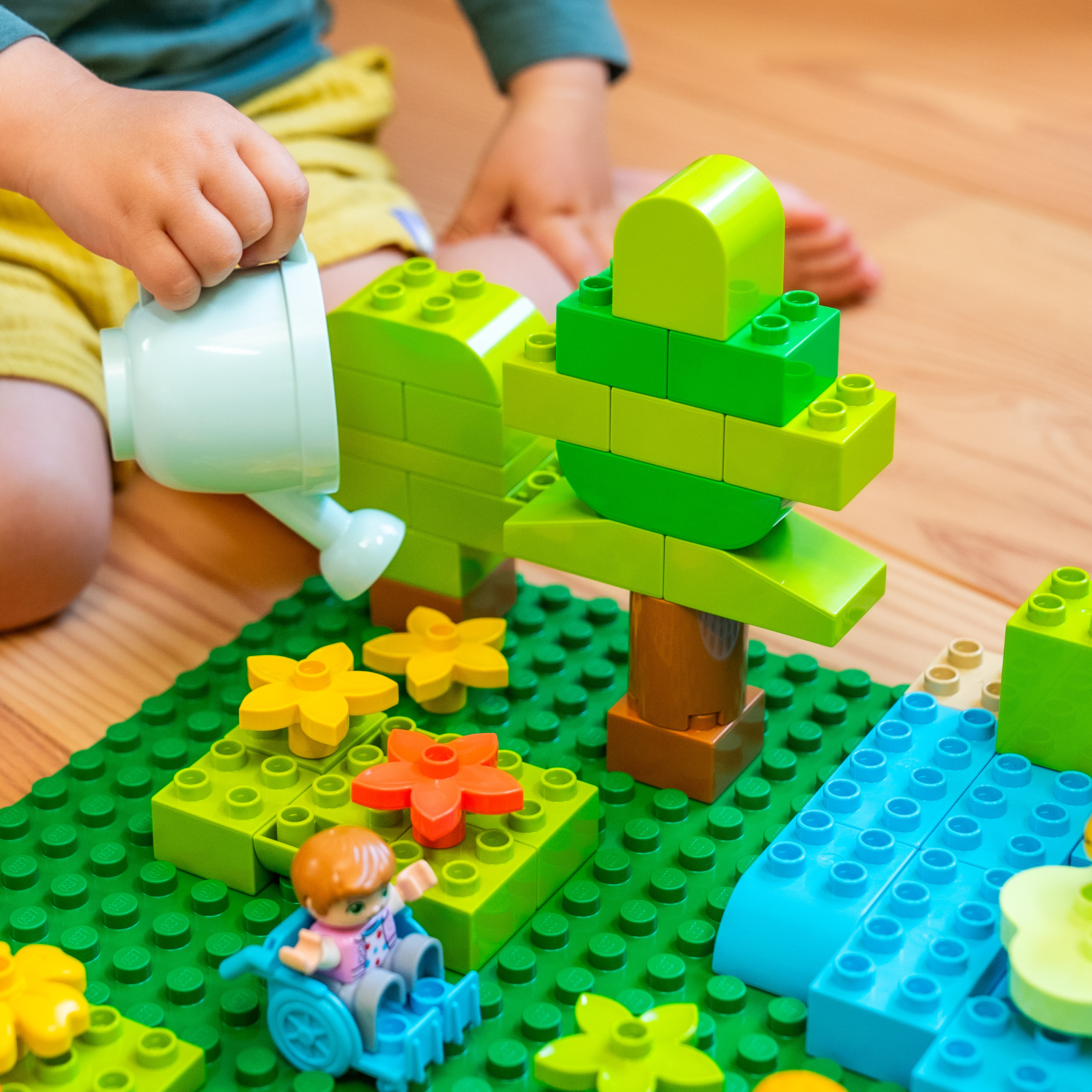 Cómo hacer que la jardinería sea divertida para las niñas y los niños | Oficial LEGO® Shop US