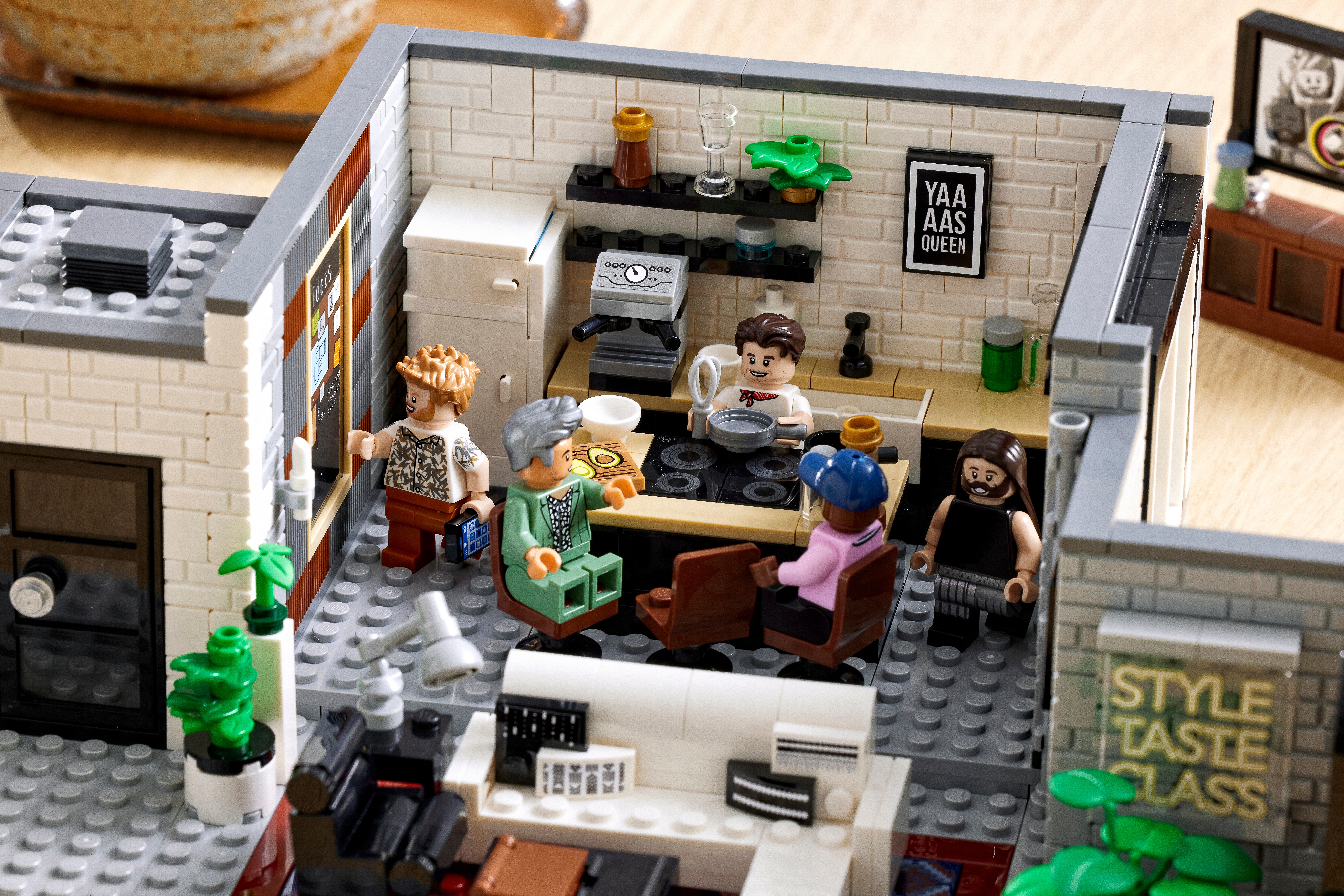 LEGO® Queer Eye – das Loft der Fab 5 feiert fünf warmherzige Stil- und ...