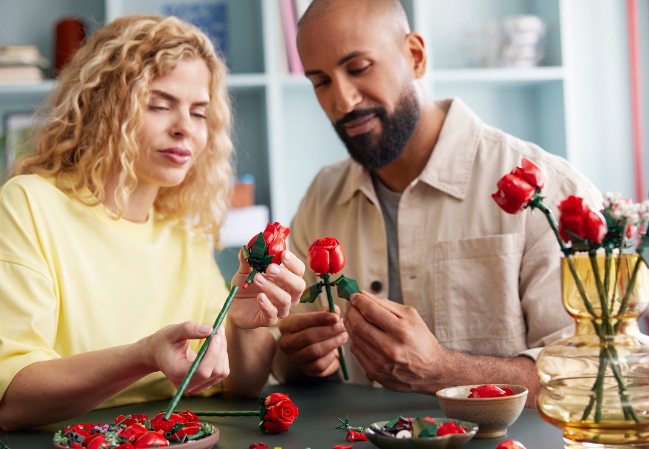 5 Creative Ways to Enjoy Crimbo Limbo with Loved Ones | LEGO.com CN