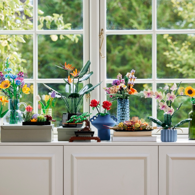 Birth Month Flowers by Month | Official LEGO® Shop US