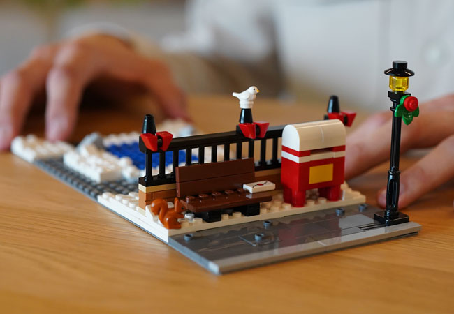 How to Build a LEGO® Modular Winter Scene | LEGO.com CN